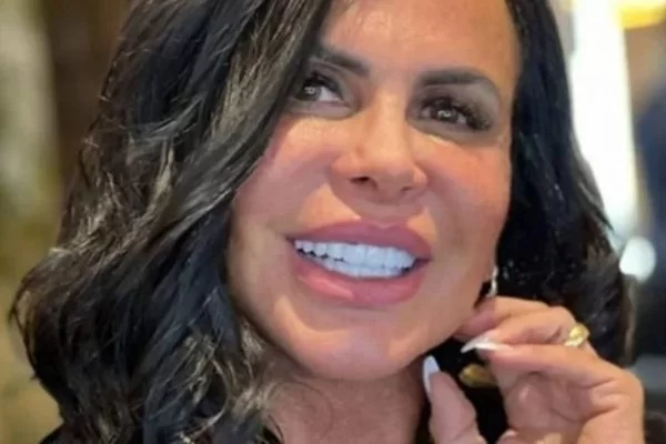 Gretchen bate-boca na porta de casa e explica motivo; veja o vídeo ...