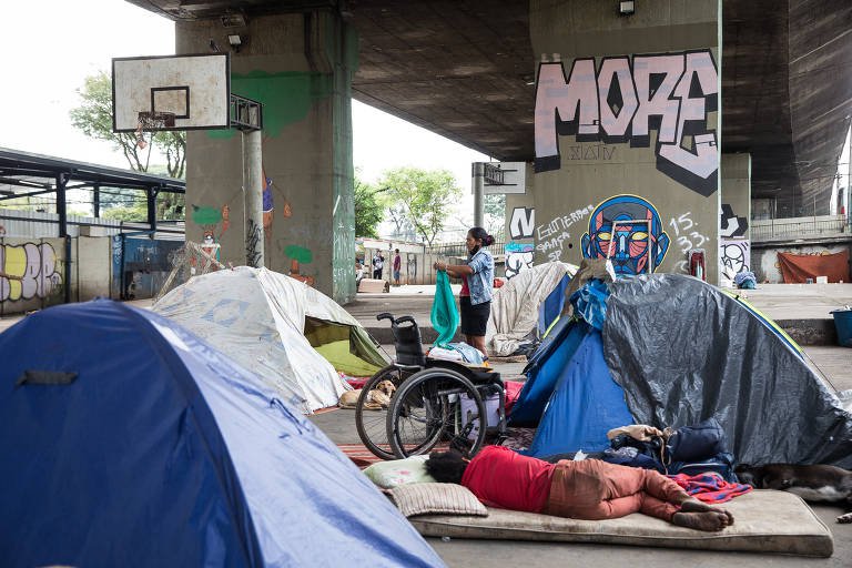 Sem-teto passa em concurso, assume cargo em prefeitura de SP e comemora ...