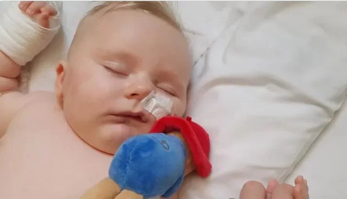 Bebê nasce sem ânus e mãe percebe ao ver a urina dele ficar verde ...