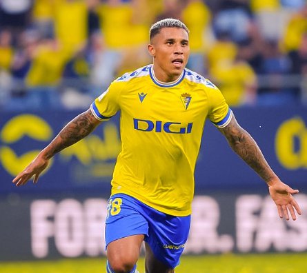 Justiça espanhola solicita 18 meses de prisão para atacante Darwin ...