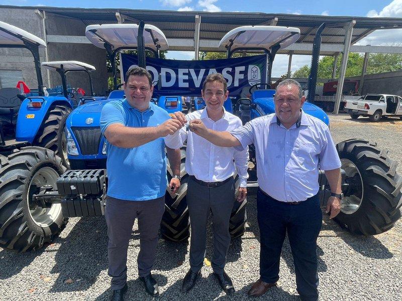 Município de Bertolínia recebe trator e implementos agrícolas em ação ...