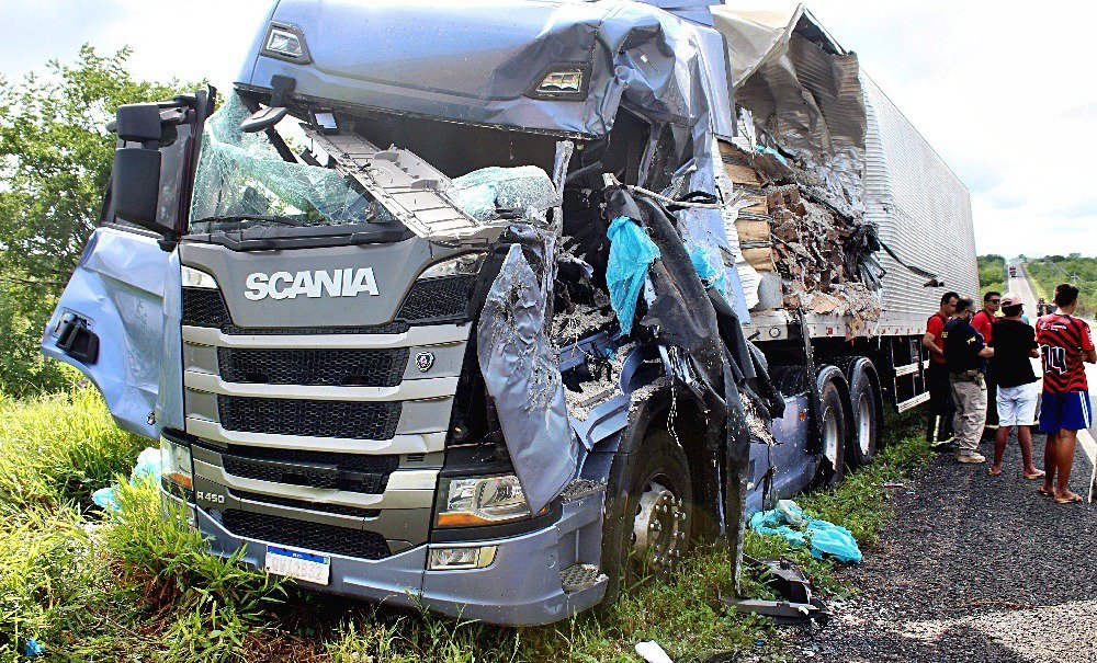Urgente: acidente entre carretas deixa uma pessoa morta e outra gravemente ferida no Piauí ...
