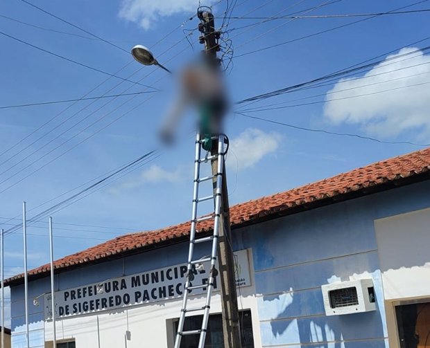 Urgente Homem Sofre Descarga Elétrica E Morre Pendurado No Poste Em
