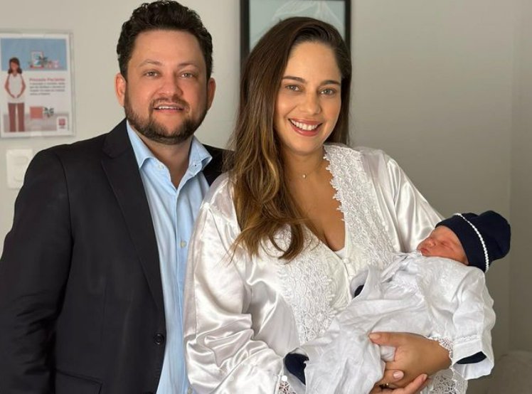 Jornalista Raquel Dias mostra o filho José pela 1ª vez: ''Um presente ...