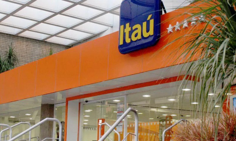 Após ficar fora do ar o dia todo, Itaú informa que app volta a ...