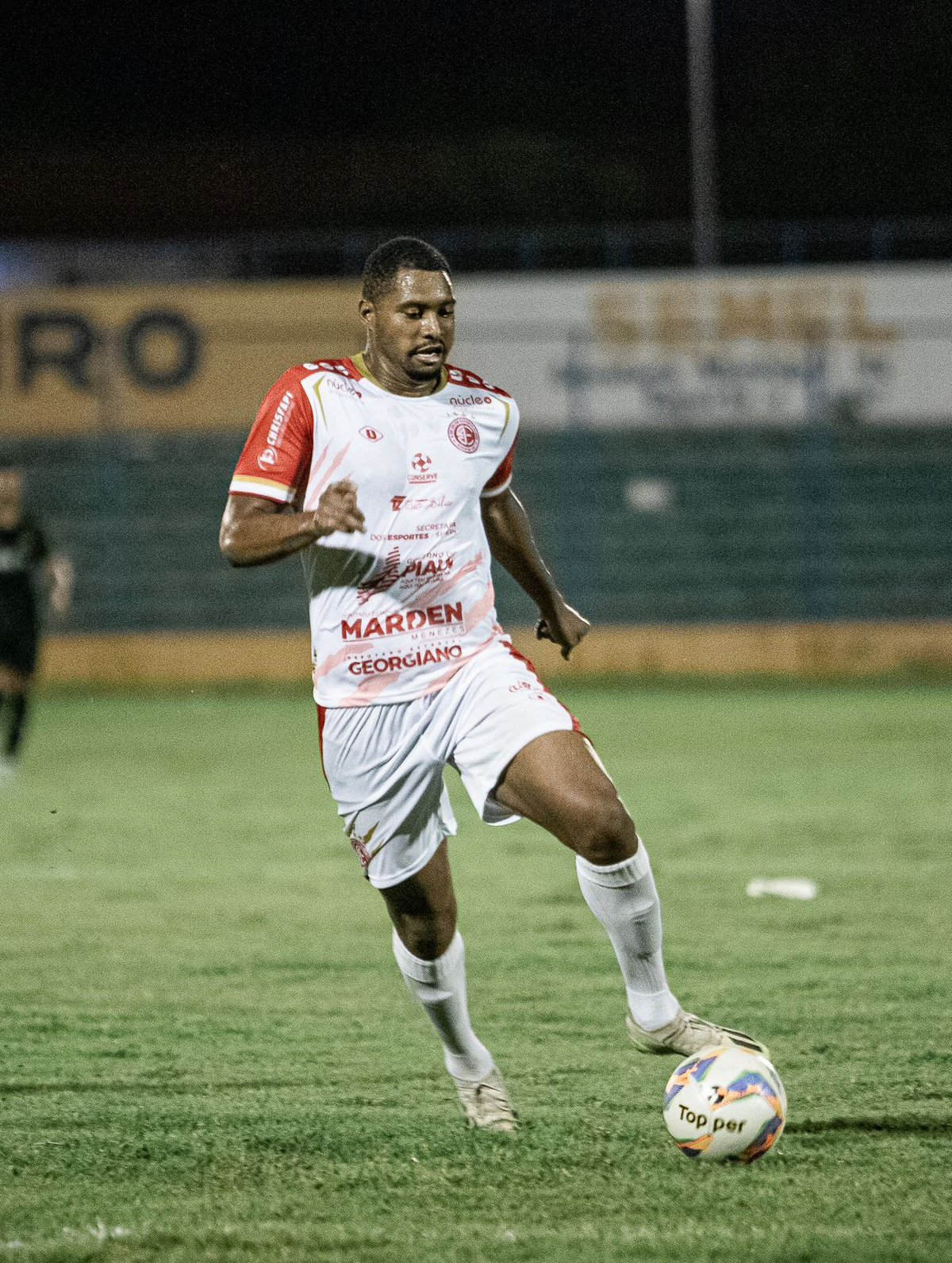 Edson Marques celebra o primeiro gol com a camisa do 4 de Julho e ...