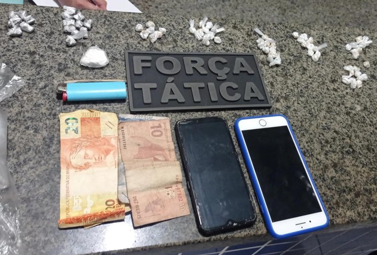 Força Tática impede venda e consumo ao flagrar garoto jogando droga ...