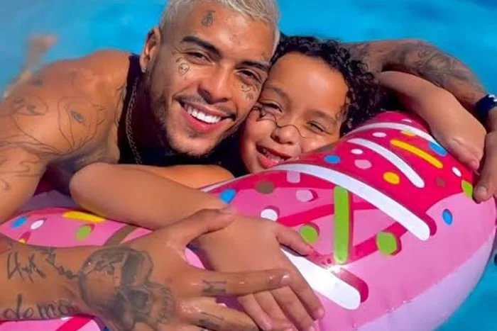 Filha de MC Kevin se choca com presente no aniversário de 9 anos ...