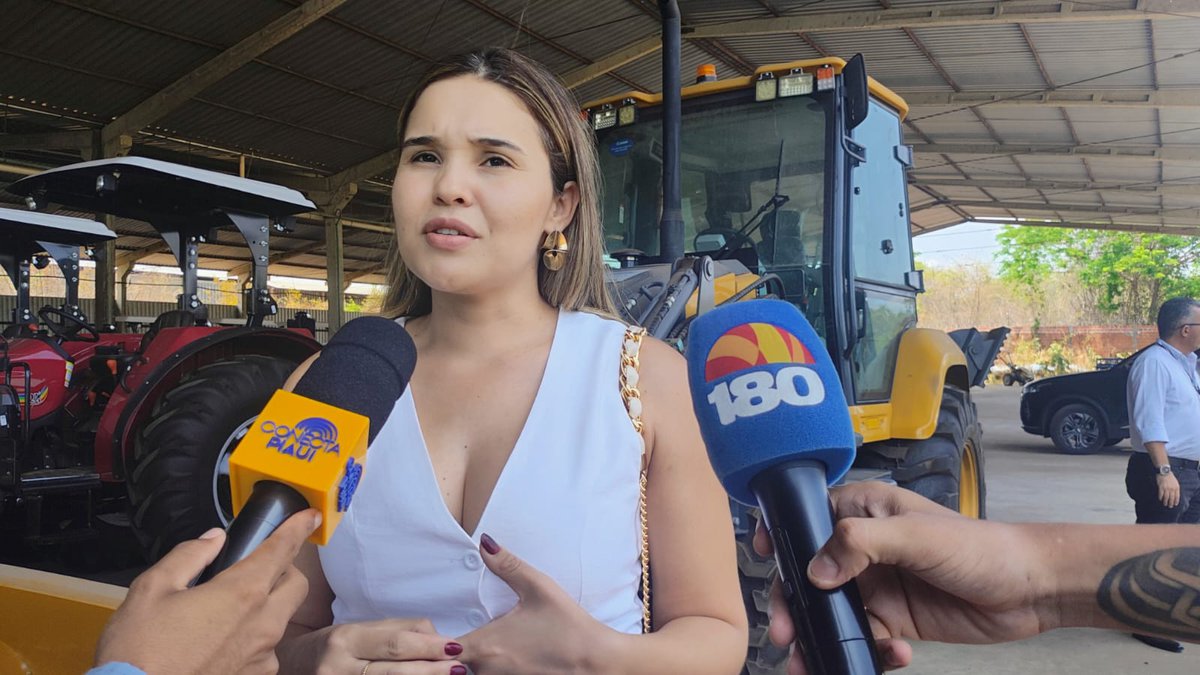 Prefeita Déborah Cardoso celebra conquista de máquina agrícola para ...