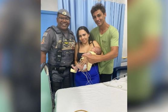 Bebê engasga com leite materno e é salva por PMs em rodovia em SP ...