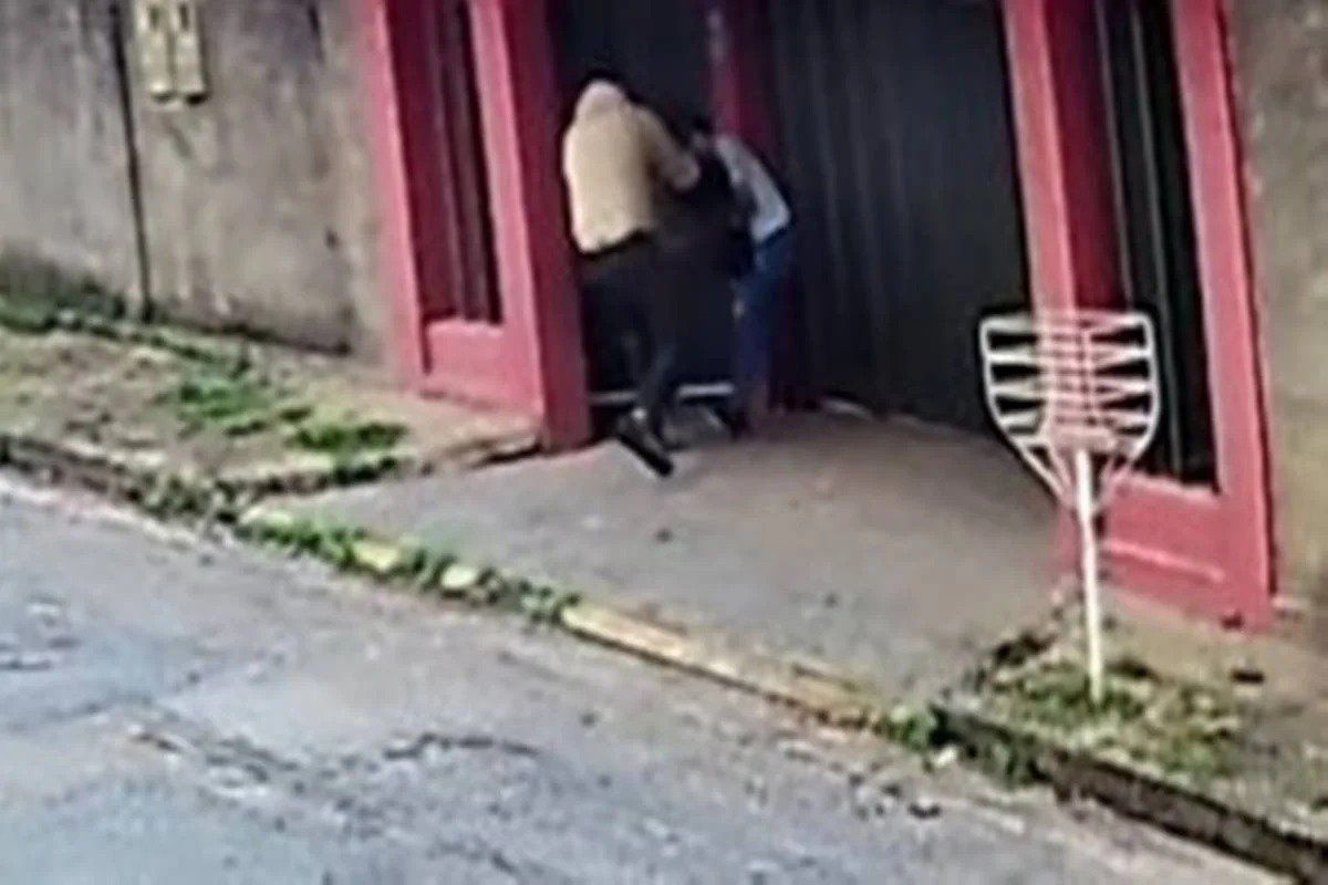 Câmeras flagram homem matando ex-namorada com 20 facadas na porta de casa - 180graus - O Maior ...