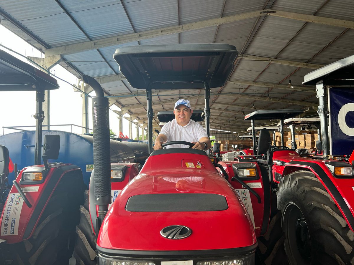 Prefeito Joseilson Pio recebe trator e equipamentos agrícolas da ...