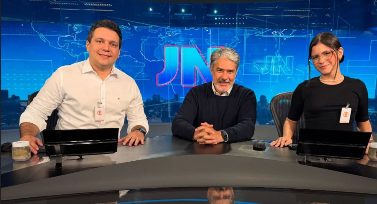 Jornalista Marceli Magno visita estúdios do JN ao lado da filha e ...