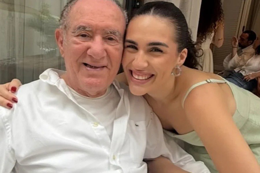 Lívia Aragão homenageia o pai, Renato, o eterno Didi Mocó, que completa ...