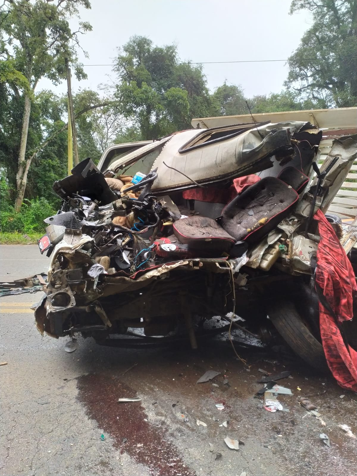 Caminhoneiro de 25 anos morre preso às ferragens em acidente na BR-282 ...