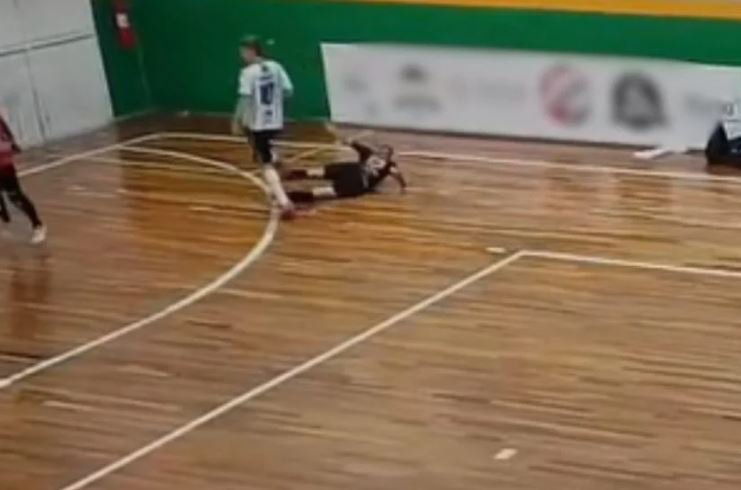 Jogador tem perna perfurada por pedaço de madeira em partida de futsal ...